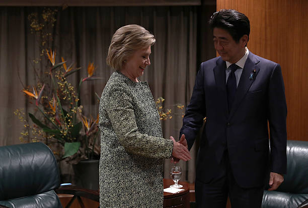 Incontro a New York tra Abe e la candidata alla presidenza USA Hillary ...